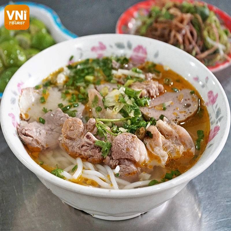 THE FOREIGN NEWSPAPER RECOMMENDS 10 BEST BUN BO SHOPS