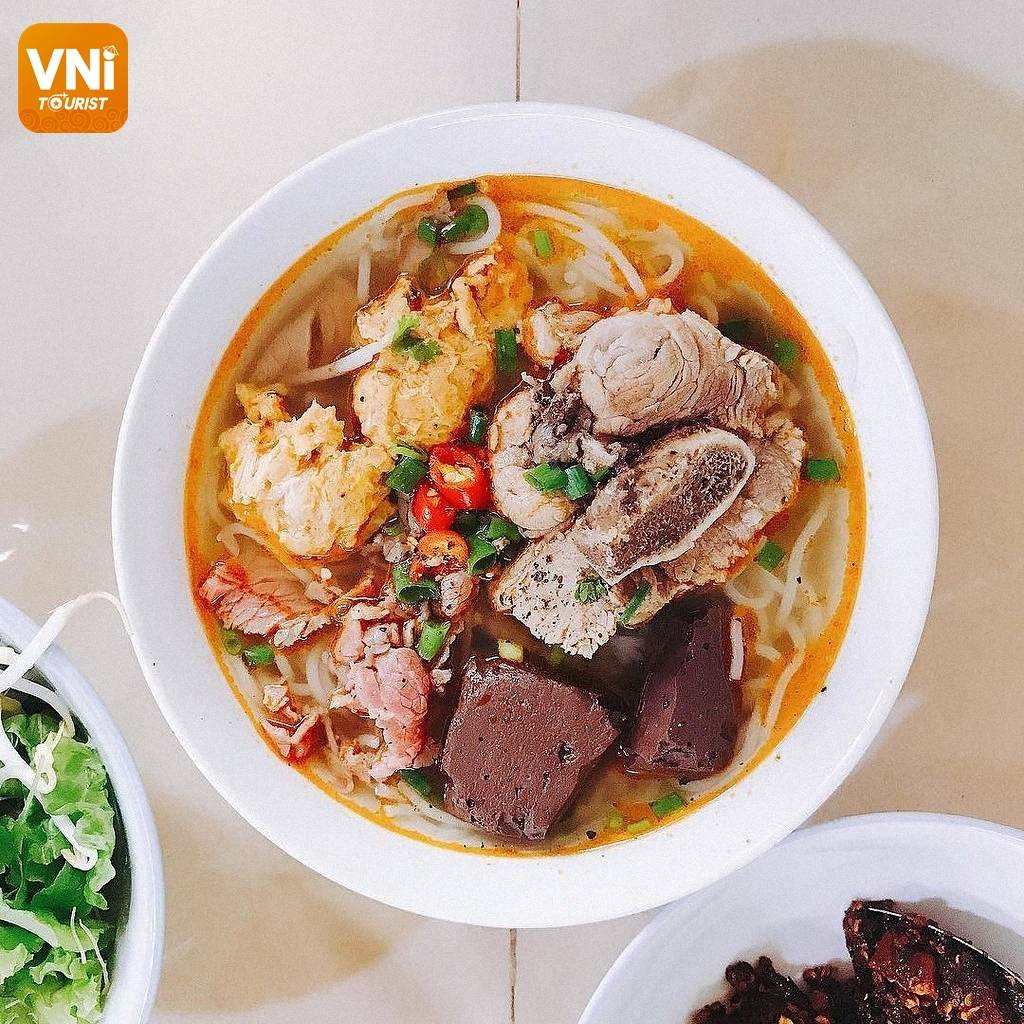 THE FOREIGN NEWSPAPER RECOMMENDS 10 BEST BUN BO SHOPS