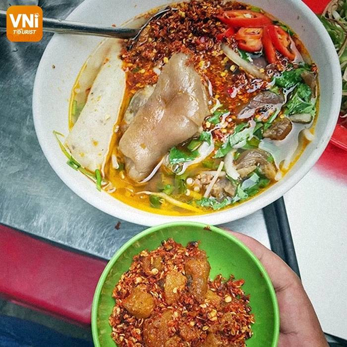 THE FOREIGN NEWSPAPER RECOMMENDS 10 BEST BUN BO SHOPS