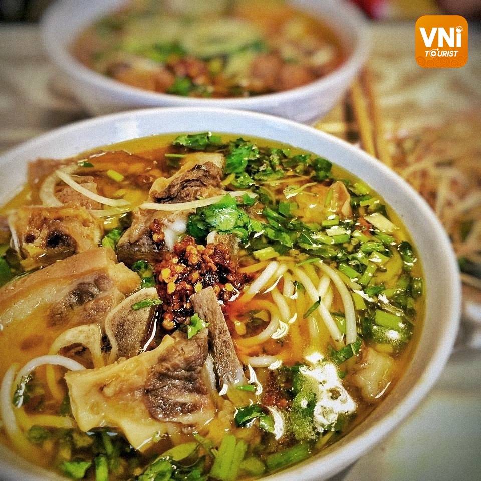 THE FOREIGN NEWSPAPER RECOMMENDS 10 BEST BUN BO SHOPS