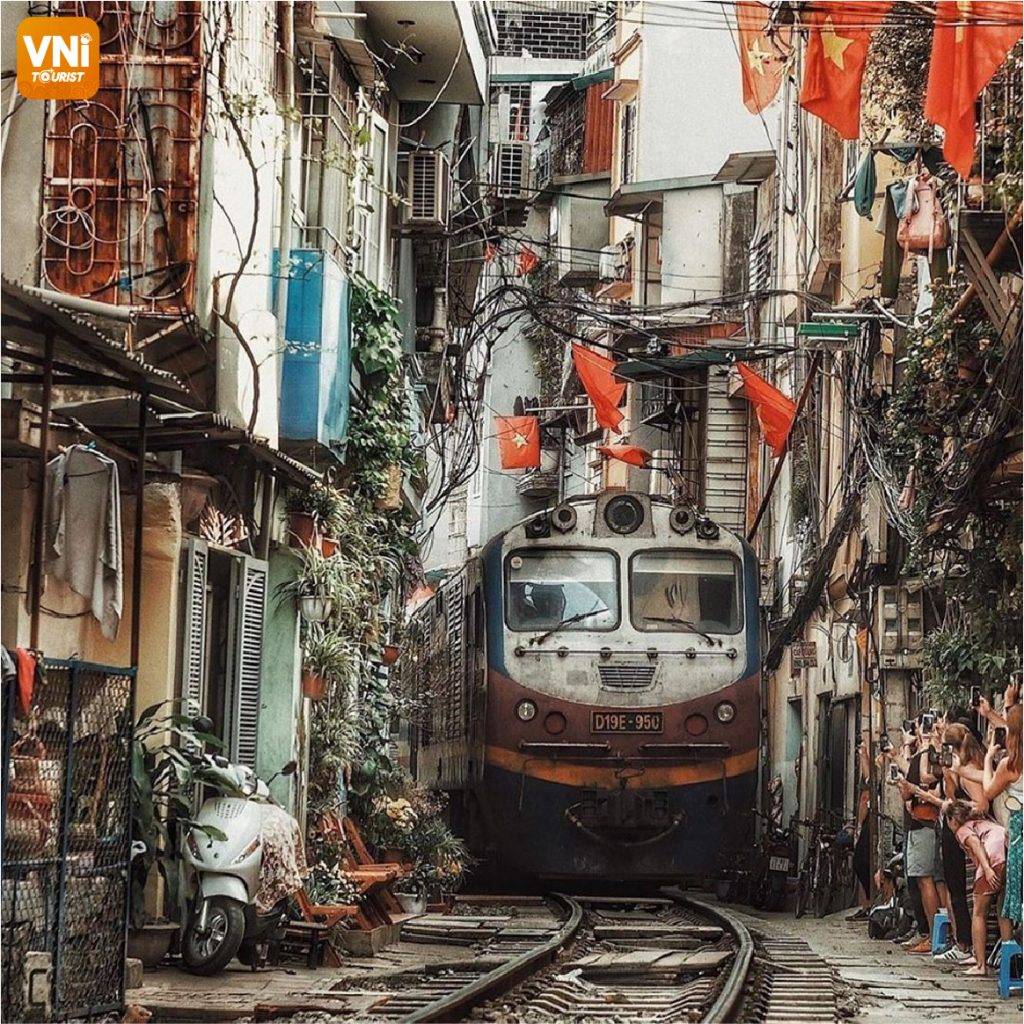 THE UNIQUE TRAIN STREET IN HANOI - Vnitourist.com
